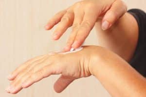 Colagenase: o que é, quando é indicada e como aplicar - Doutor Feridas